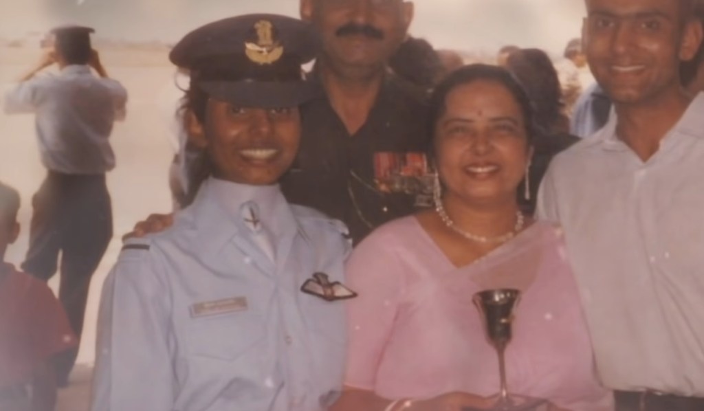 Gunjan Saxena's Family: Who Are Real Father, Mother & Brother of Gunjan ...