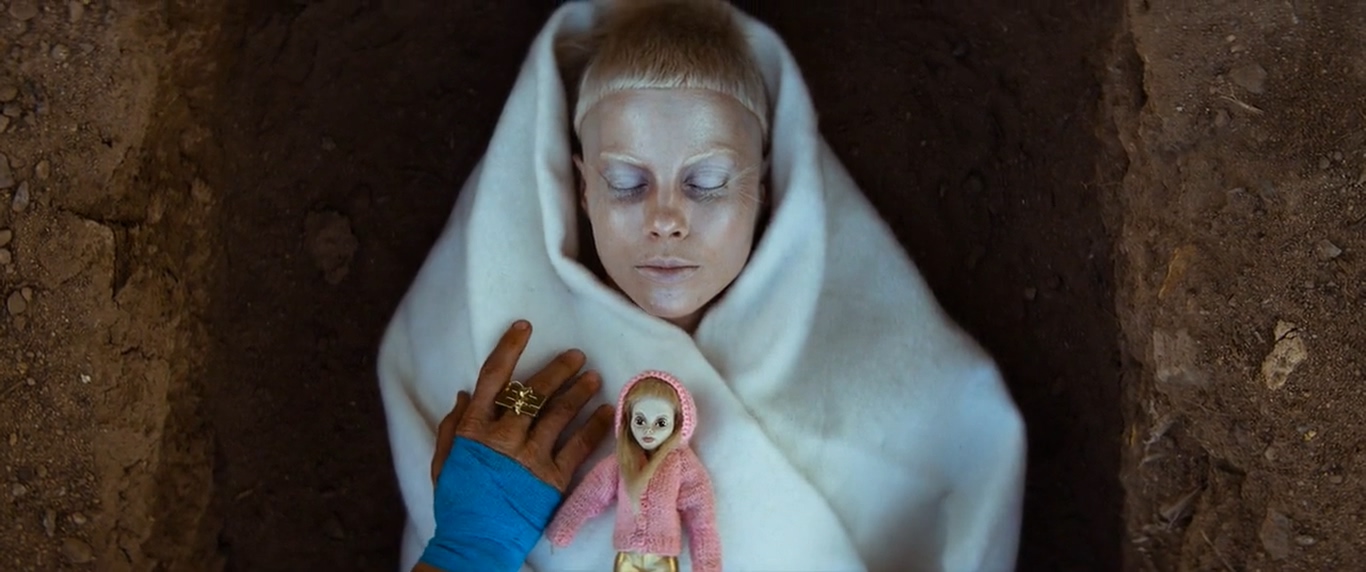 Chappie Ending, Explained: Are Deon and Yo-Landi Dead? Is The Moose ...